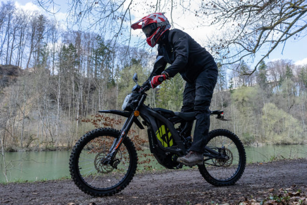 Essai du Sur-Ron Firefly - une enduro électrique de 55 kg - AcidMoto.ch