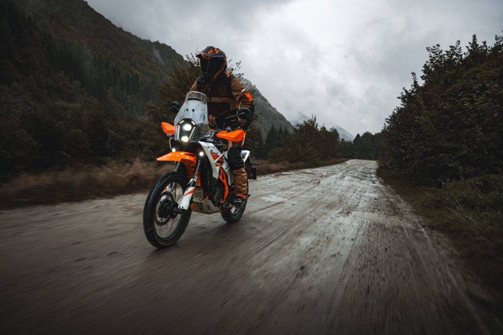 KTM 390 Adventure X et R 2025 : enfin une version extrême ! - AcidMoto.ch